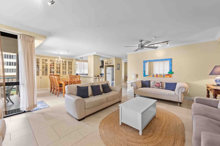 Light, Breezy And Ultra Spacious Seaside Unit - Sunshine Coast