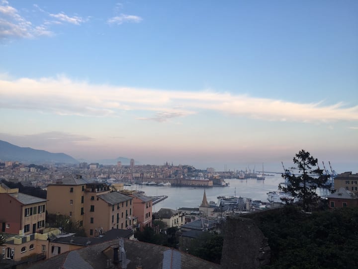 Comodo Per Visite Ad Acquario E Centro Storico - Genua