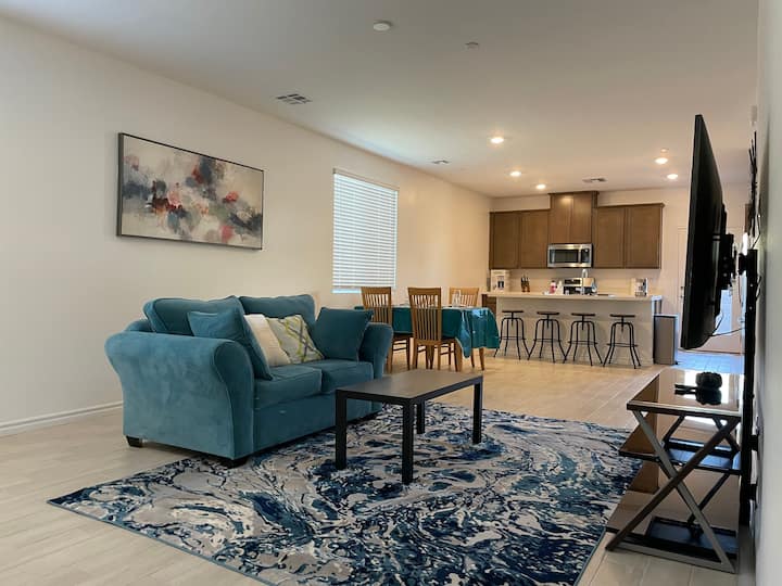 Brand New 2 Master Suites 2 Car Garage Fast Wifi - Henderson, NV