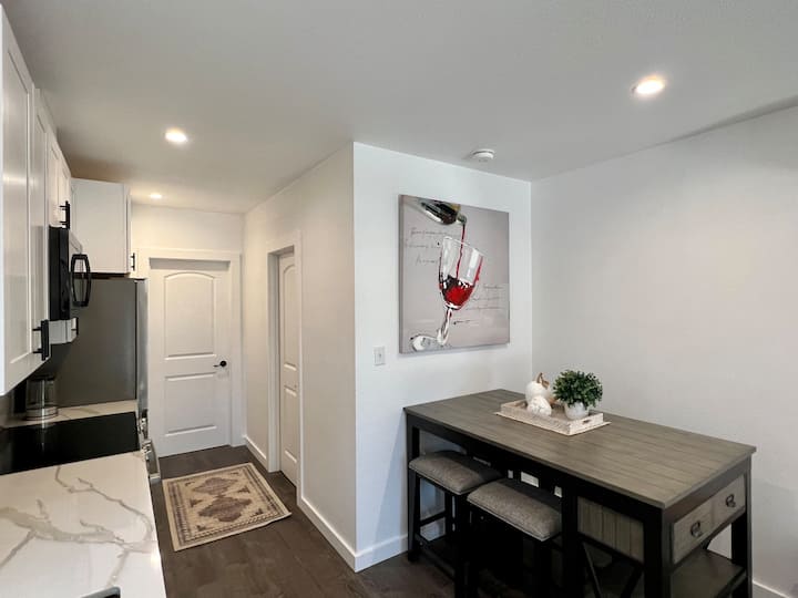 Beautiful Napa Couple’s Cottage - Walk To Downtown - Napa, CA