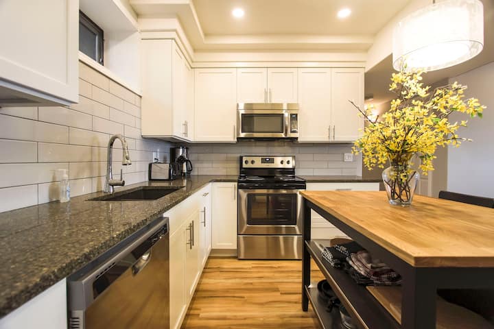 Beautiful Views Backing Onto Knox Mountain - Kelowna