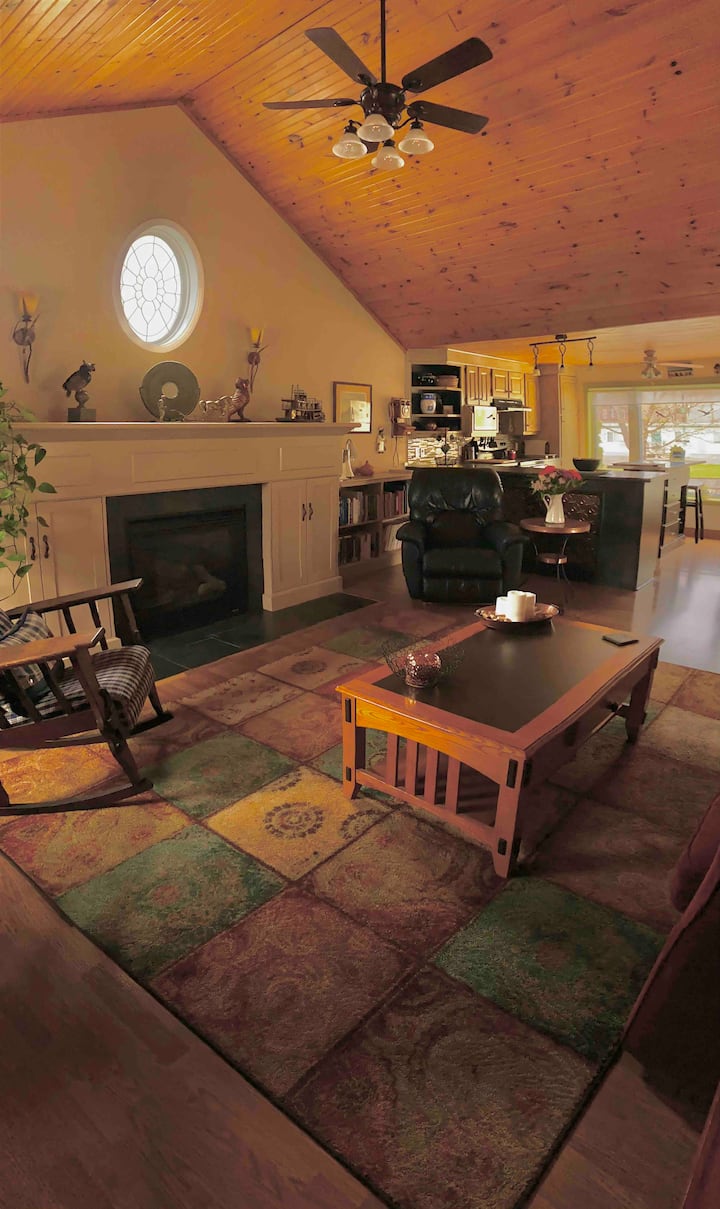 Spacious Loft Apartment With Large Deck In Picton - Prince Edward