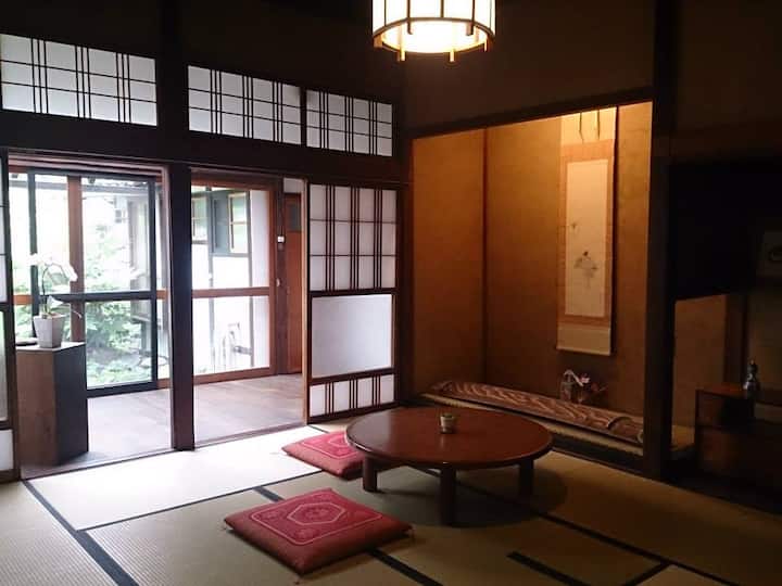 ゆったり時の流れる城下町の落ち着いた風情ある築120年の町家。【和室10帖1~5名様】 - Nagano