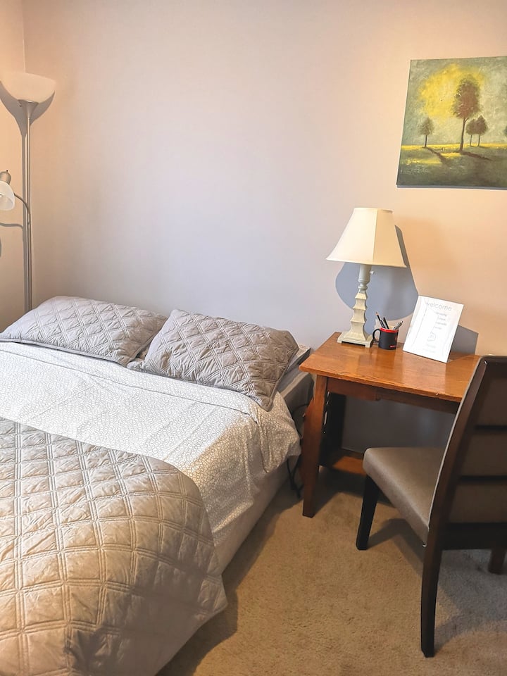 Queen Bedroom Close To Lisgar Go - Mississauga