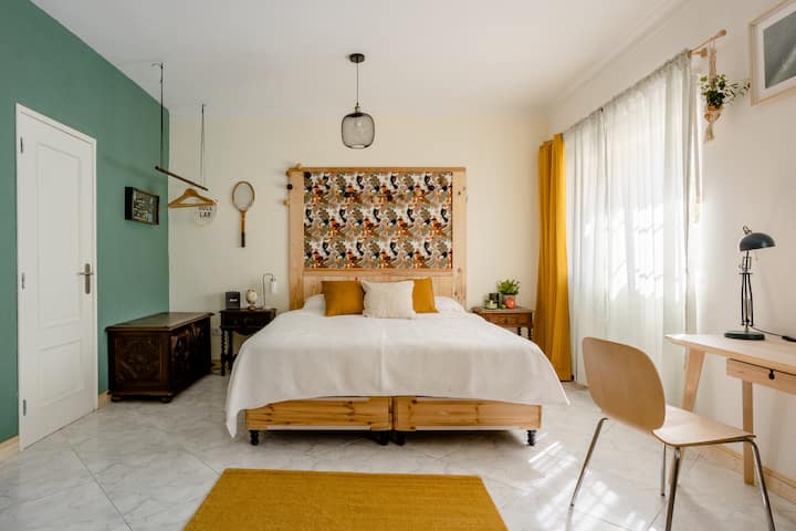 Escape The Bustle: Spacious Rooms & Lush Garden - Luz