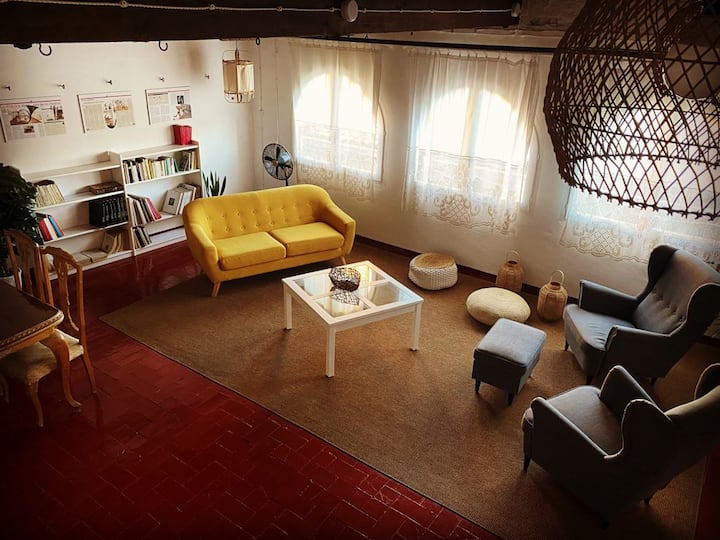 Cal Viladot, Casa Construida El Año 1939, Ubicada En Agramunt.
La Casa Dispone De 6 Habitaciones Dobles, Dos De Las Cuales Pueden Convertirse En Triple. En Cada Una De Las Mismas Se Ha Intentado Mantener La Personalidad Y Estilo Romántico. - Agramunt