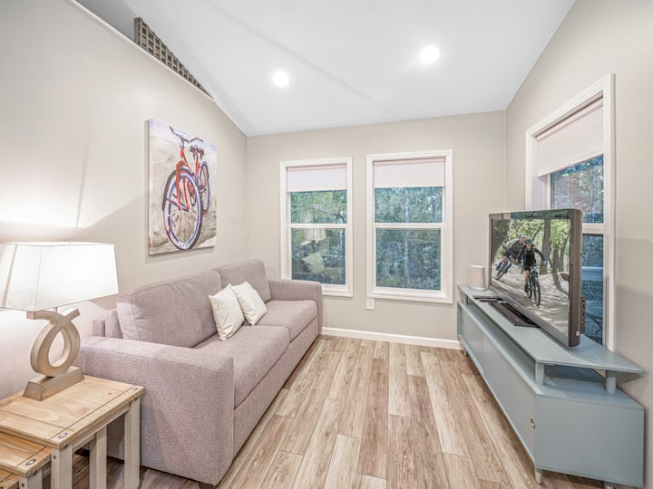 The Cottage At Hidden Springs (Steps From Trails!) - Bentonville, AR