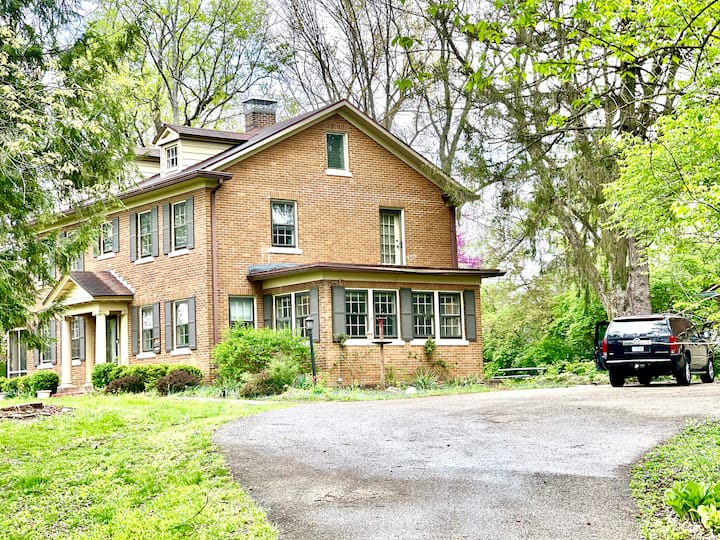 Spacious  Dream Vacation Gated Property With Pond - Terre Haute, IN