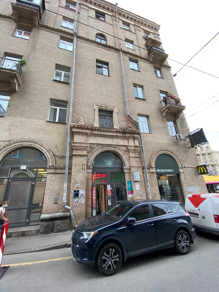 Lovely Large Studio Directly On Maydan Id 162 - Kiev