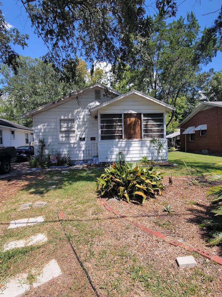 Colorful Bungalow Sleeps 6 - Pet Friendly! - Jacksonville, FL