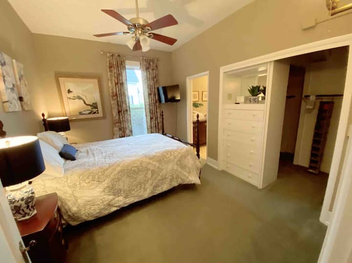 Snohomish Downtown Walkable Apartment - Snohomish, WA