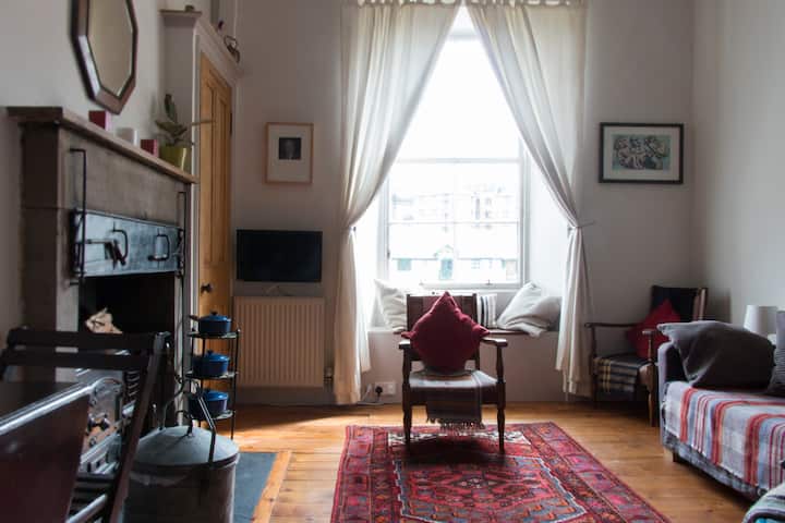 Charming Central New Town Apartment - 