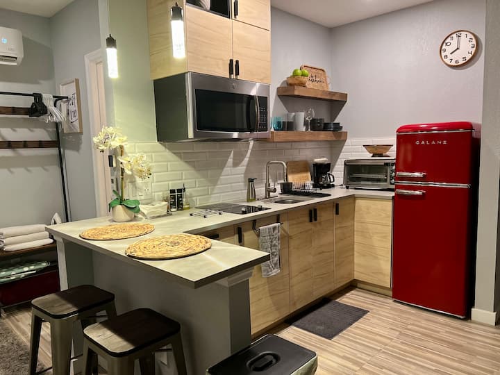 Adorable Studio With Private Entry & Free Parking - Orlando, FL