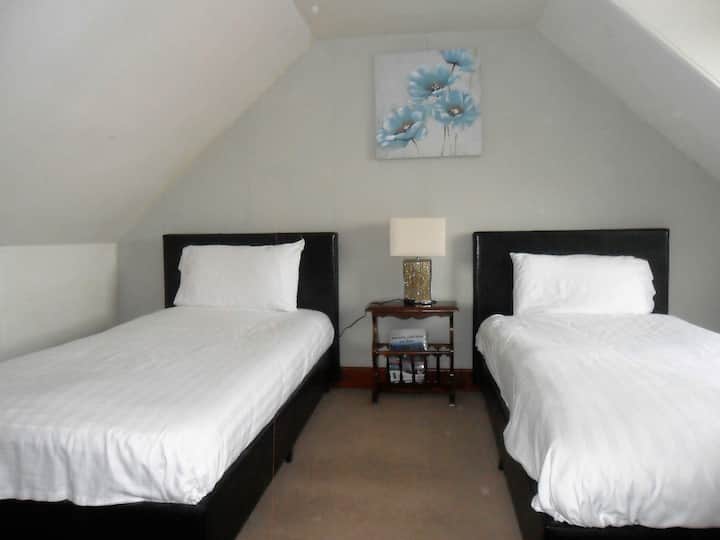 Twin Room With Private Bathroom - Inverness
