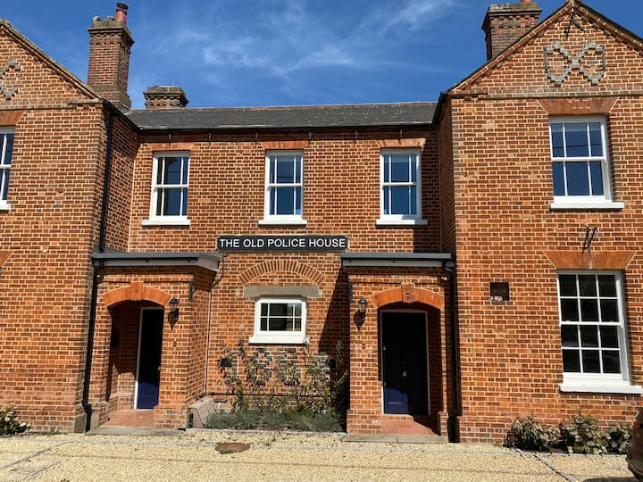 Own Front Door, 2 Bed 2 Bath Ground Floor Flat - Wiltshire