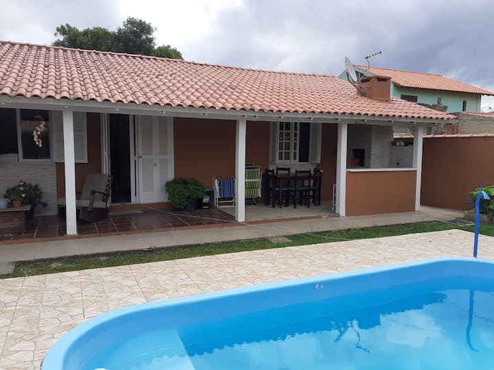 Casa Com Dois Dormitórios E Piscina. - Tramandaí