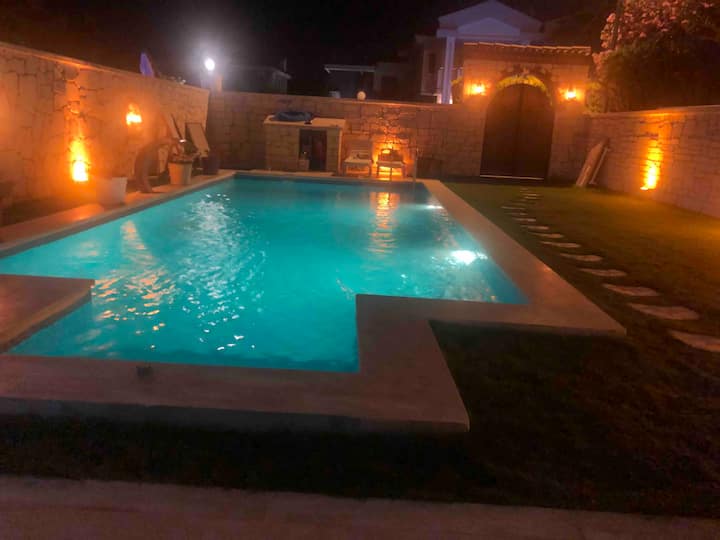 Havuz Olanağı Sunan çOcuklar Için Rahat Bir Villa - Alaçatı