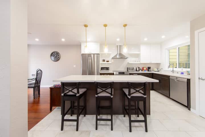 Spacious, Bright, & Remodeled 3br Mission Flat - San Francisco, CA