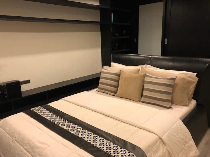 Safari Room, River View, Silom, Bangkok - Bangkok