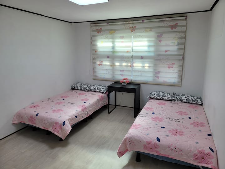 [슈퍼호스트][부암역 5분거리][방3.주방1.욕실1][2층][짐보관가능][외국인전용] - Busan