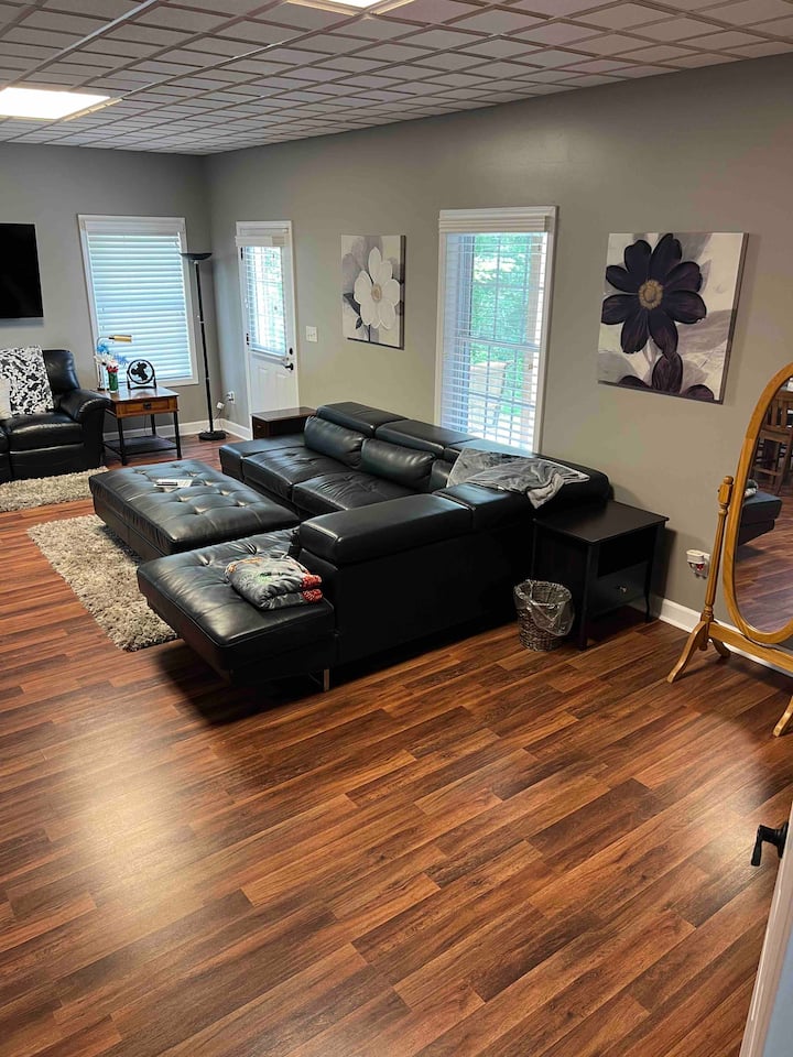 Private 1000 Sq Ft 1-bedroom Lower Level Apartment - Kentucky