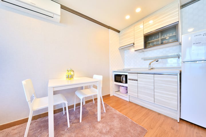 (3)301호 침실룸_아름다운 바다뷰가 창문너머 보이는 숙소 - Sokcho-si