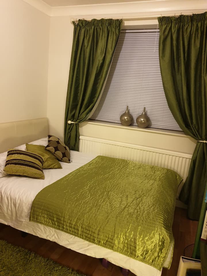 Conveniently Located Cosy Room In Bushey Heath - Watford