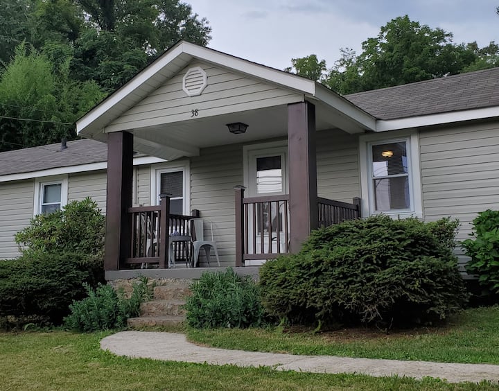 Grandmamas Cottage - Convenient Location Minutes From Blue Ridge Parkway, Biltmore, Shopping, And More! - Asheville, NC