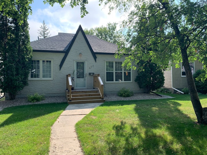 Adorable Bungalow In Family Friendly Neighbourhhod - Winnipeg
