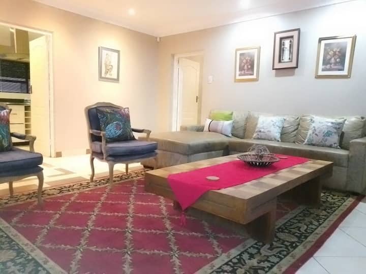 4 Bedrooms In An Exquisite 5 Bed House In Umhlanga - Umhlanga