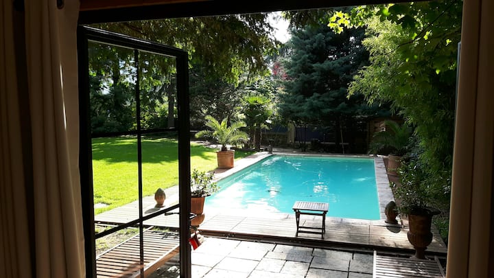 Pavillon De Jardin Au Coeur D'un Parc Arboré - Écully