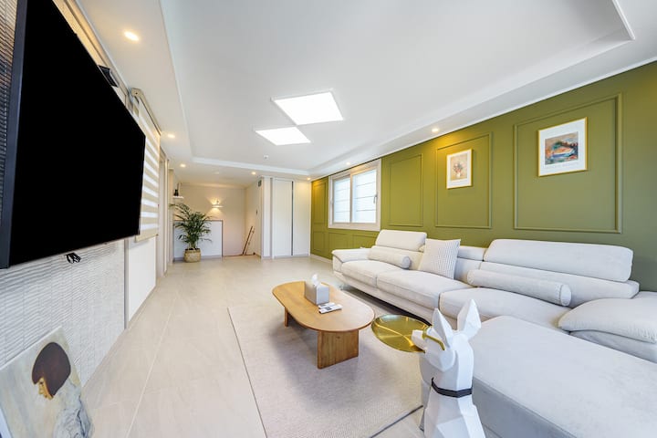 개인독채풀빌라
온천수수영장무료
다이닝룸
찜질방
객실35평복층
별빛동/여행동/추억동중이용 - Gyeongju-si