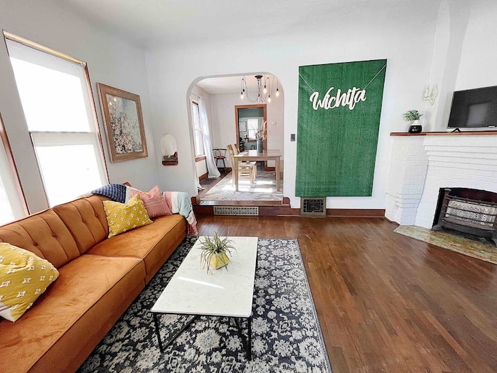 Riverside Home W/ Fenced Yard | Weekly Discounts! - Wichita, KS