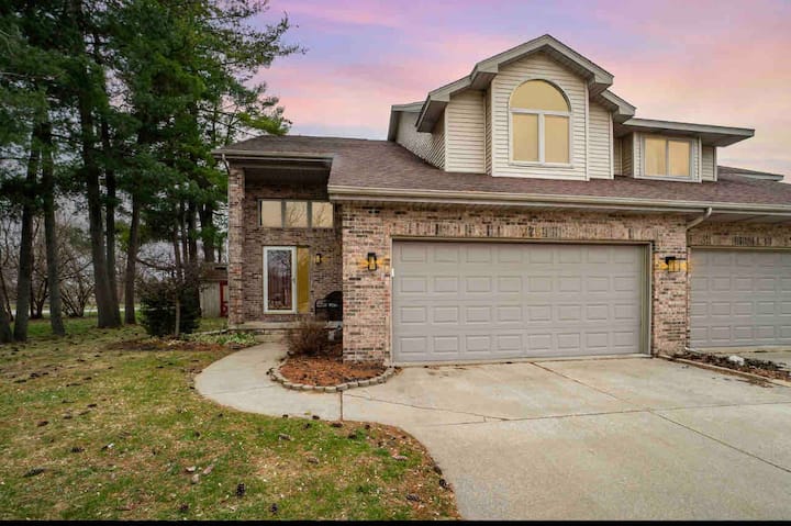 2bed 1 1\/2 Bath Plus Office With Futon, Nice Area Of Saginaw! Sleep Up To 6 Ppl - Saginaw, MI