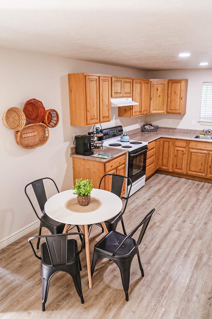 Isu Charmer With A King Bed, Washer And Dryer. - Pocatello, ID