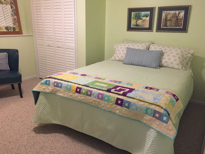 Entire Lower Level By Downtown Saugatuck, Sleeps 6 - Holland, MI