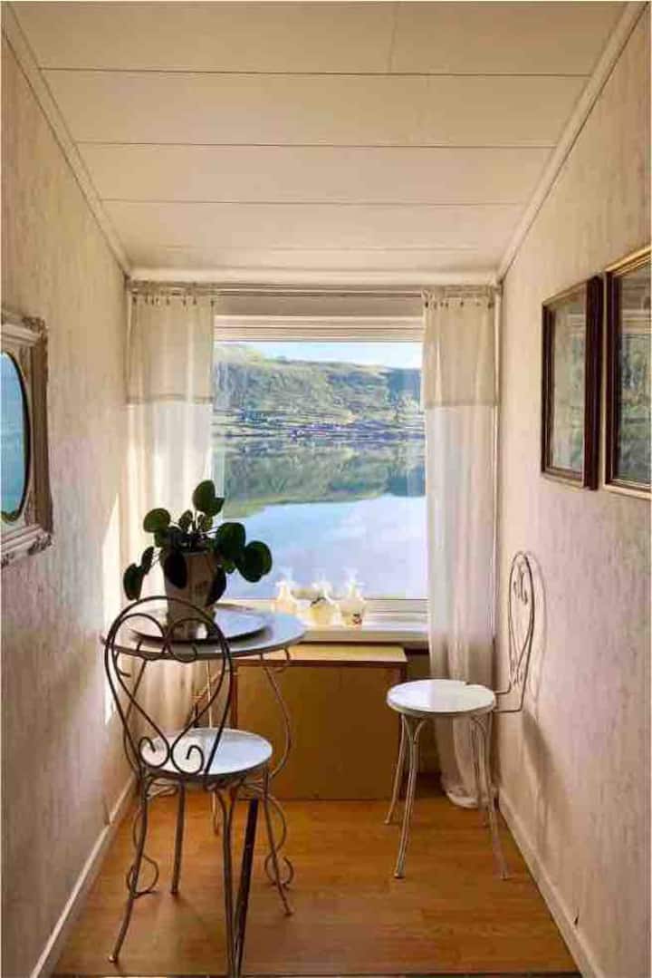 Room #2. En-suite. Old Cosy House. Beautiful View. - 페로 제도