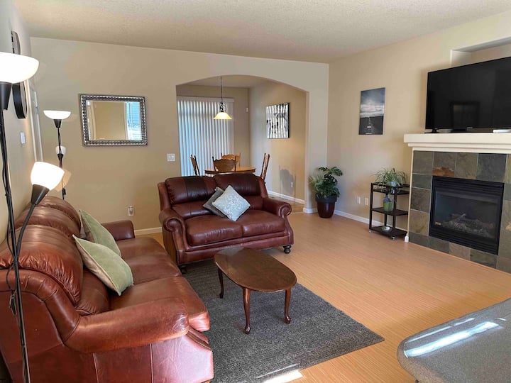 Spacious Home, Fenced Backyard, Free Parking - Portland