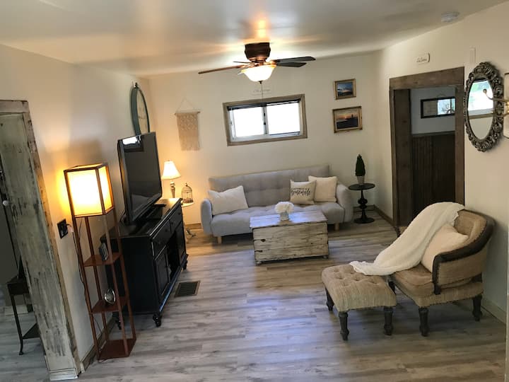Downtown Dreamy, Cottage Chic! Walk To Town/beach! - Charlevoix, MI