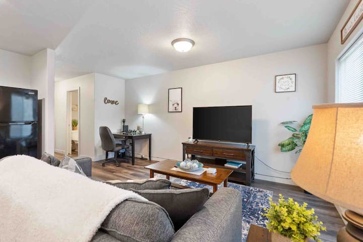 Inviting 2 Story 3bd, King Suite! Short Stays! - Pasco, WA