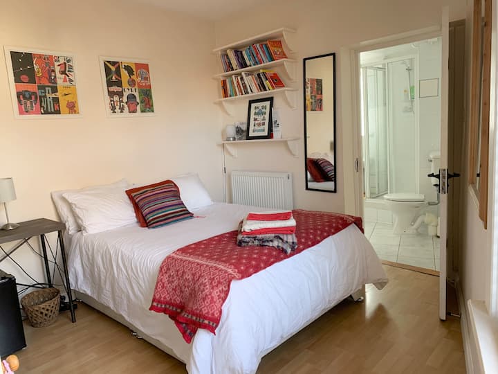 Cosy Room, Ensuite Bathroom & Mini Kitchenette - Kingston upon Thames