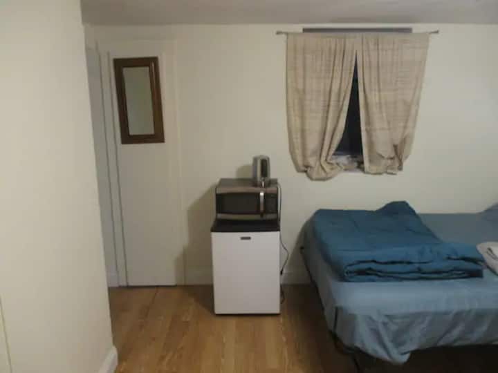 Tufts-davis, Private Bath- Entrance Basement - Cambridge, MA