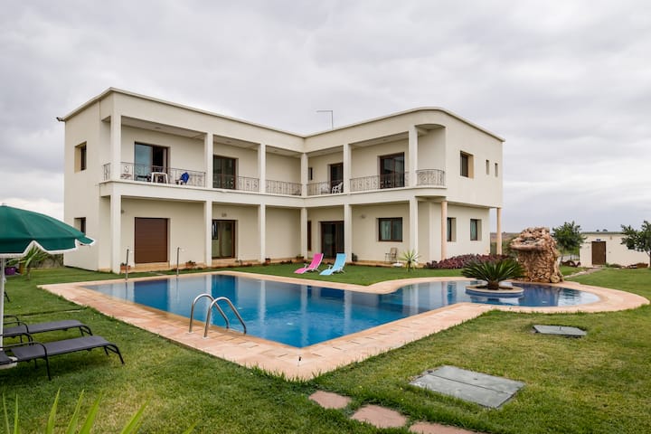 Grande Villa Paisible Avec Piscine, à Skhirat - Skhirat