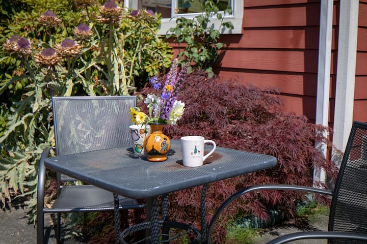 Cozy Garden Cottage - Seattle, WA
