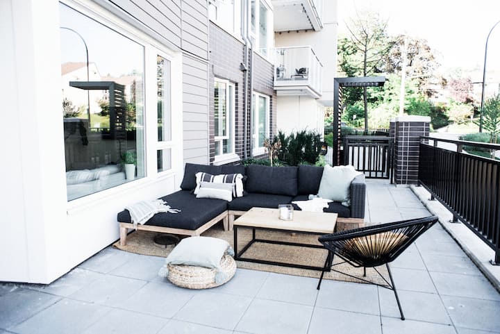 Minimalist Condo With A Beautiful Patio - North Vancouver