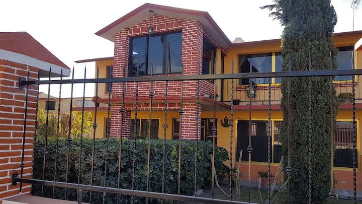 Espaciosa Y Tranquila Casa De Campo Con Jardín - Querétaro