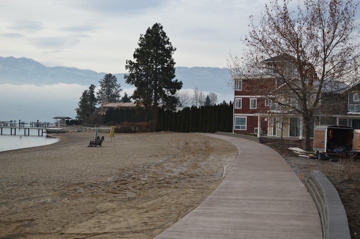 Lakefront Boucherie Beach Cottage - Kelowna