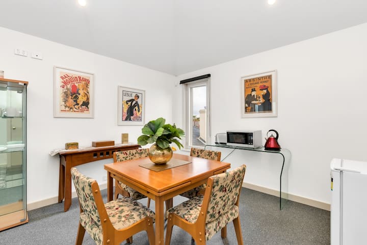 Luxurious 2 Rooms+kitchenette In Affluent Location - Adelaide