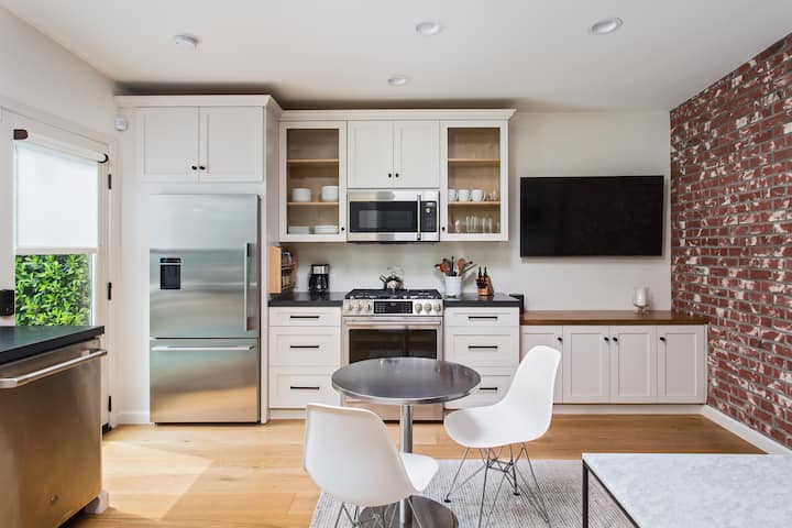 Luxury One Bedroom Guesthouse Weho With Pool - Beverly Hills, CA