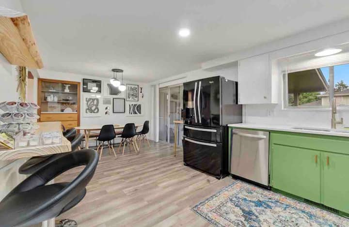 Sculpture Garden Delight (Prime Location) - Loveland, CO